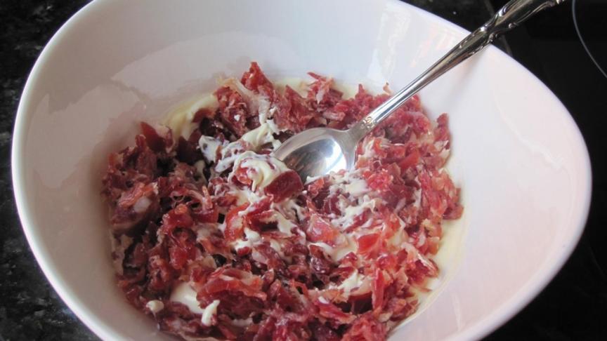 Así se prepara el jamón batido, la tapa más famosa de Zaragoza: deliciosa y lista en solo 10 minutos