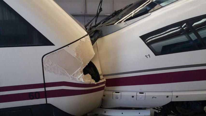 Un choque accidental en un taller de Renfe destroza el morro de un tren ...