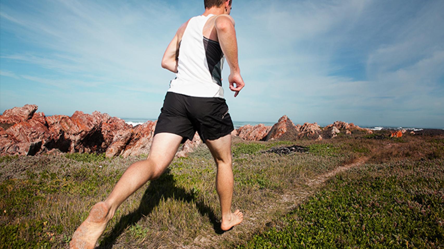 La última fiebre de los runners: correr descalzo para evitar lesiones