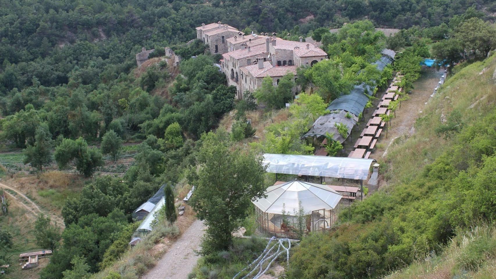 20 años en pelotas: El Fonoll, el pueblo desnudo donde la vida parece ...