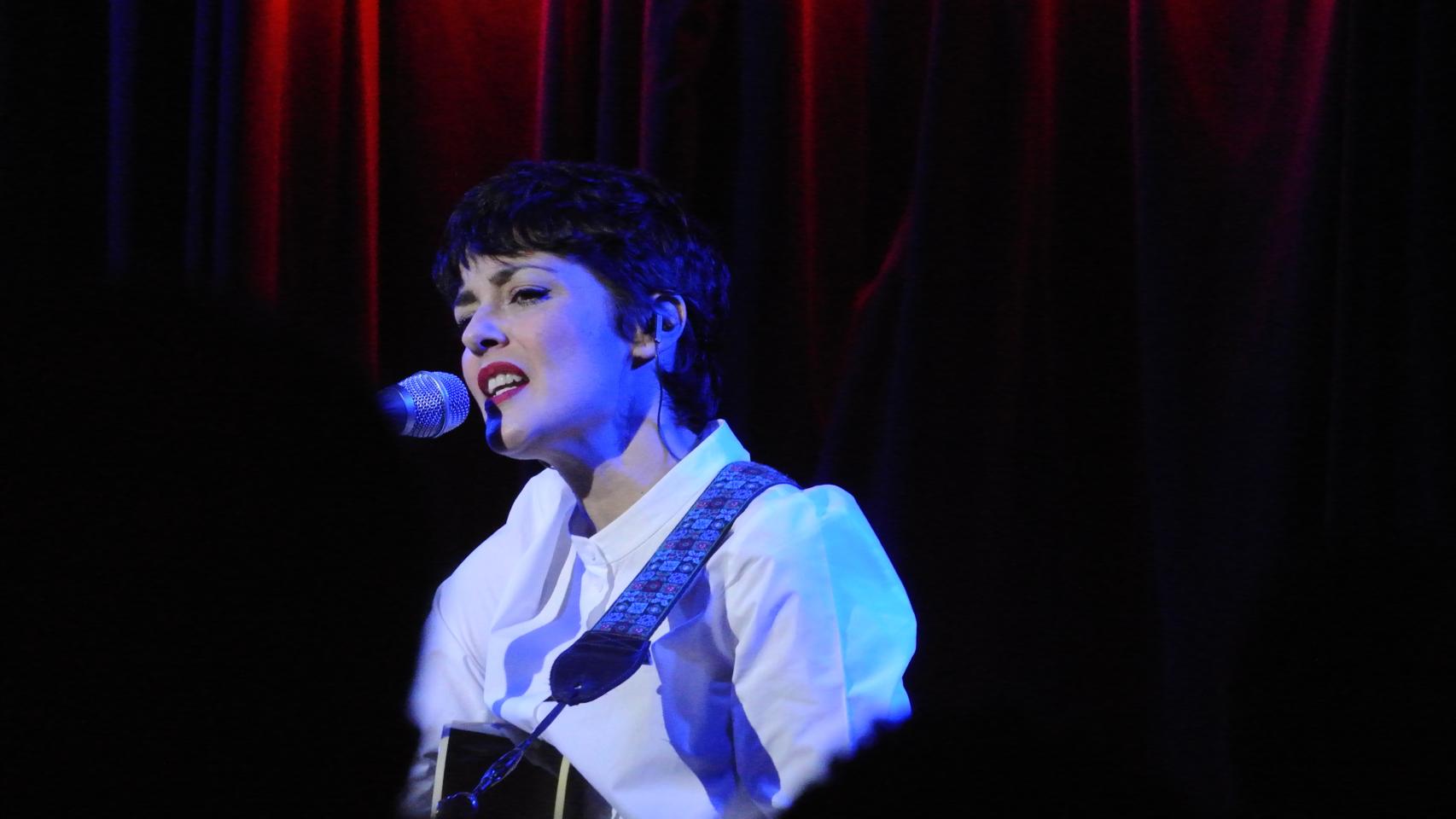 Vega se despide de sus 'treinta y tantos' dando una fiesta acústica en ...