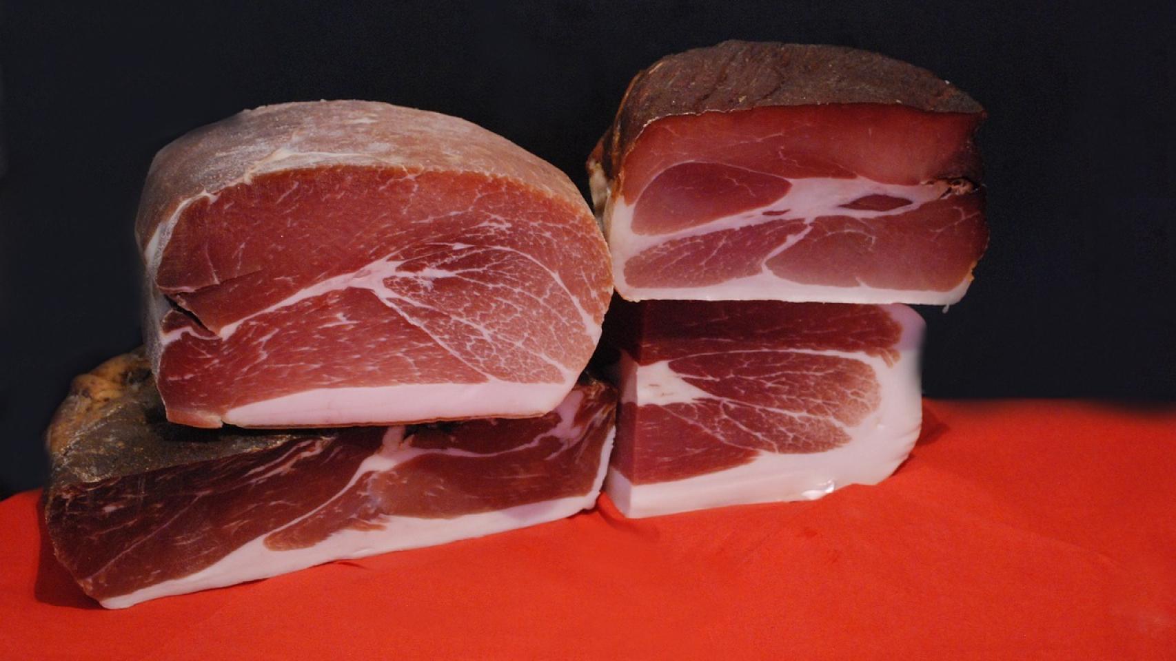 Incautados 14 000 jamones ibéricos falsos y podridos