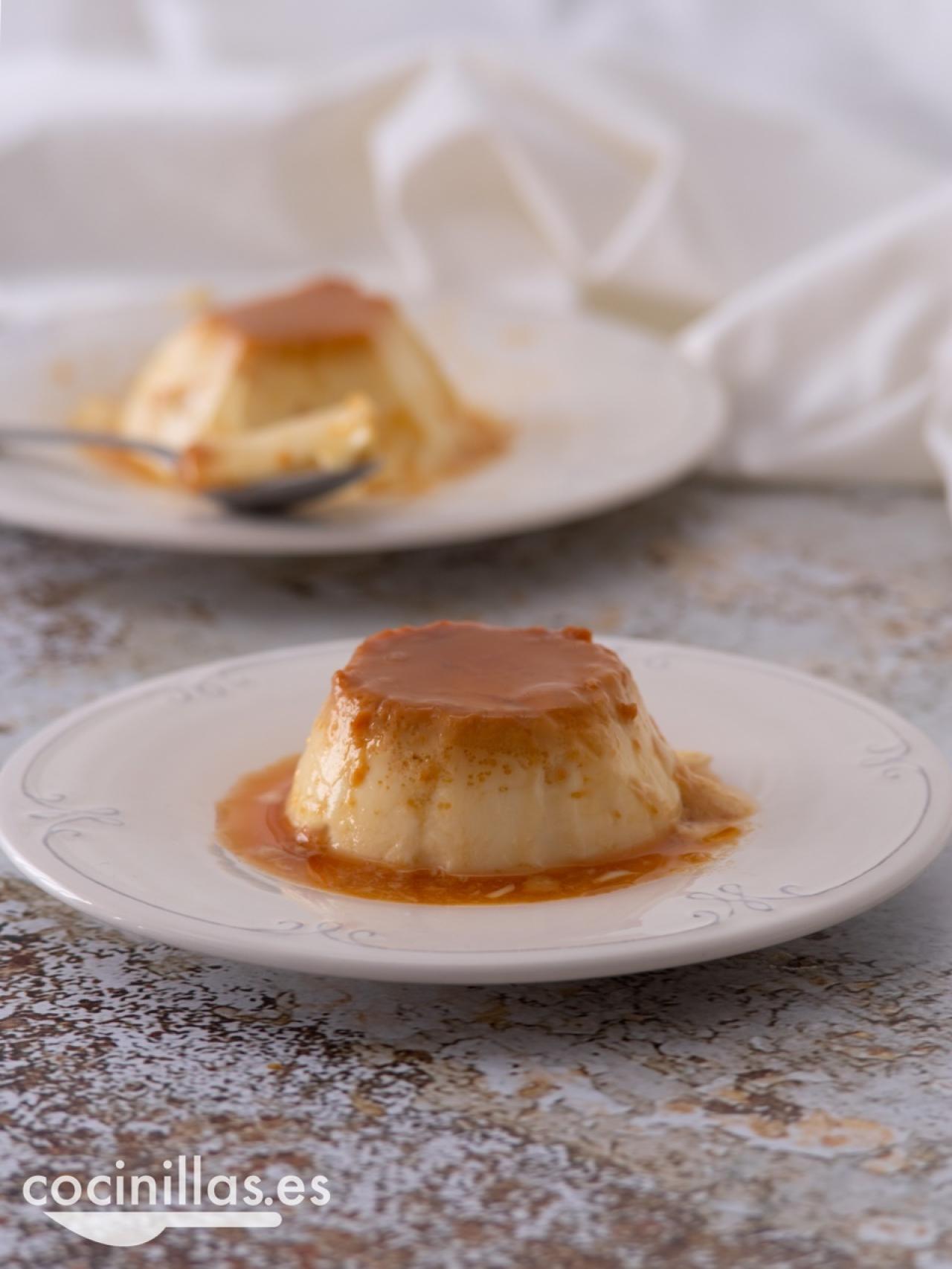 Flan de huevo casero, postre tradicional de tres ingredientes