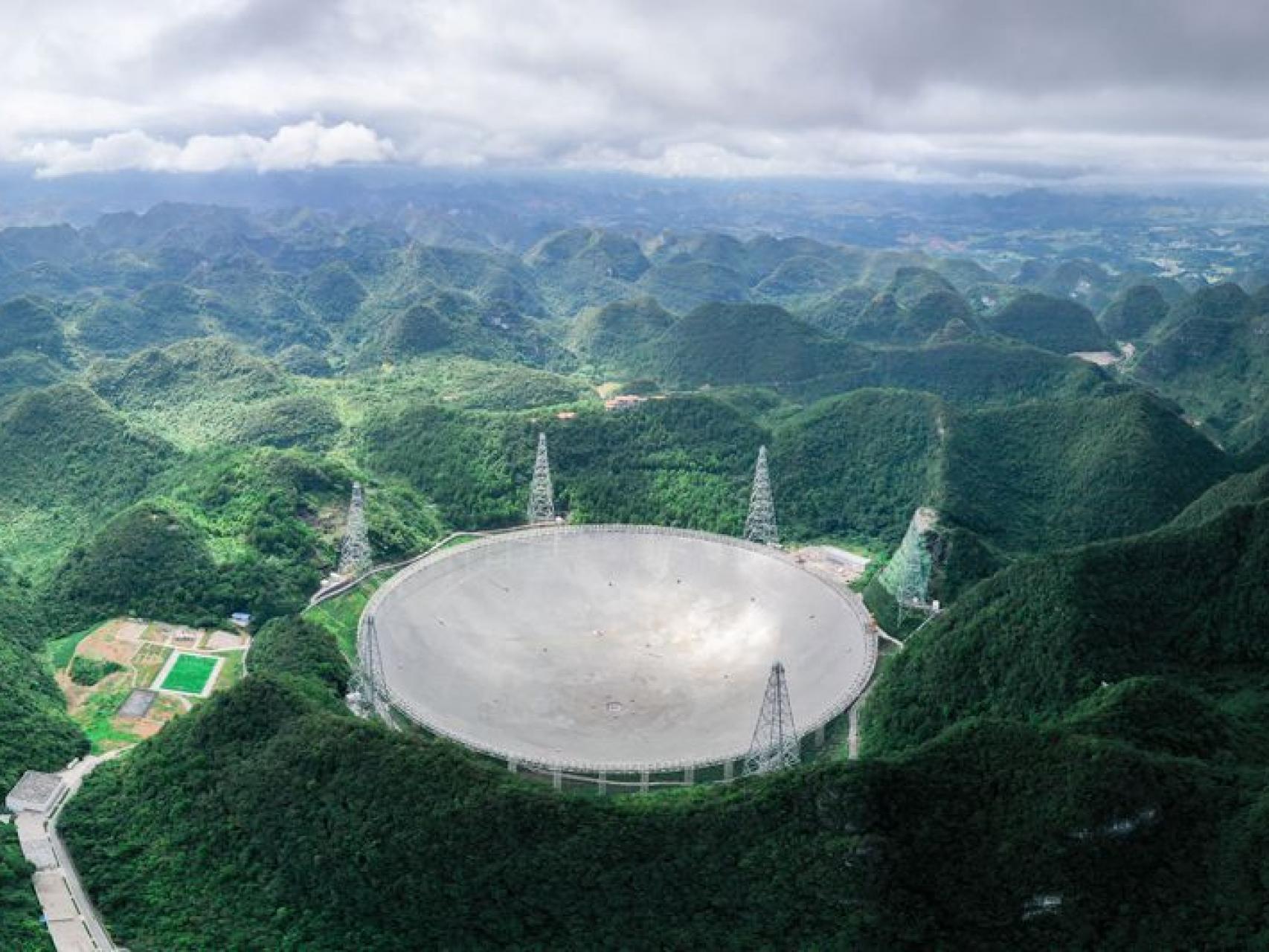 China inaugura un gigantesco telecopio para buscar alienígenas