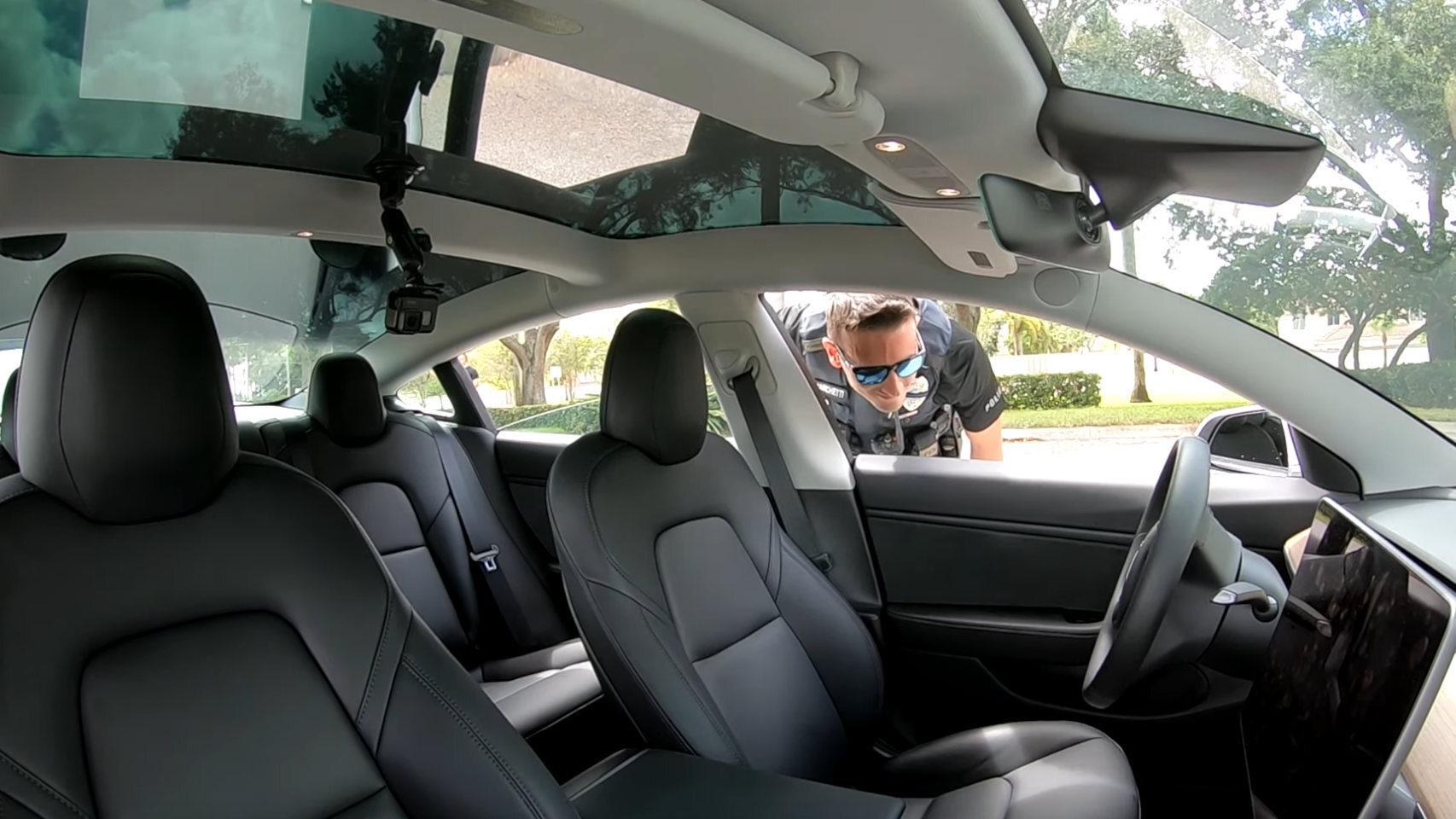 Europa se queda sin una de las funciones estrella de los Tesla