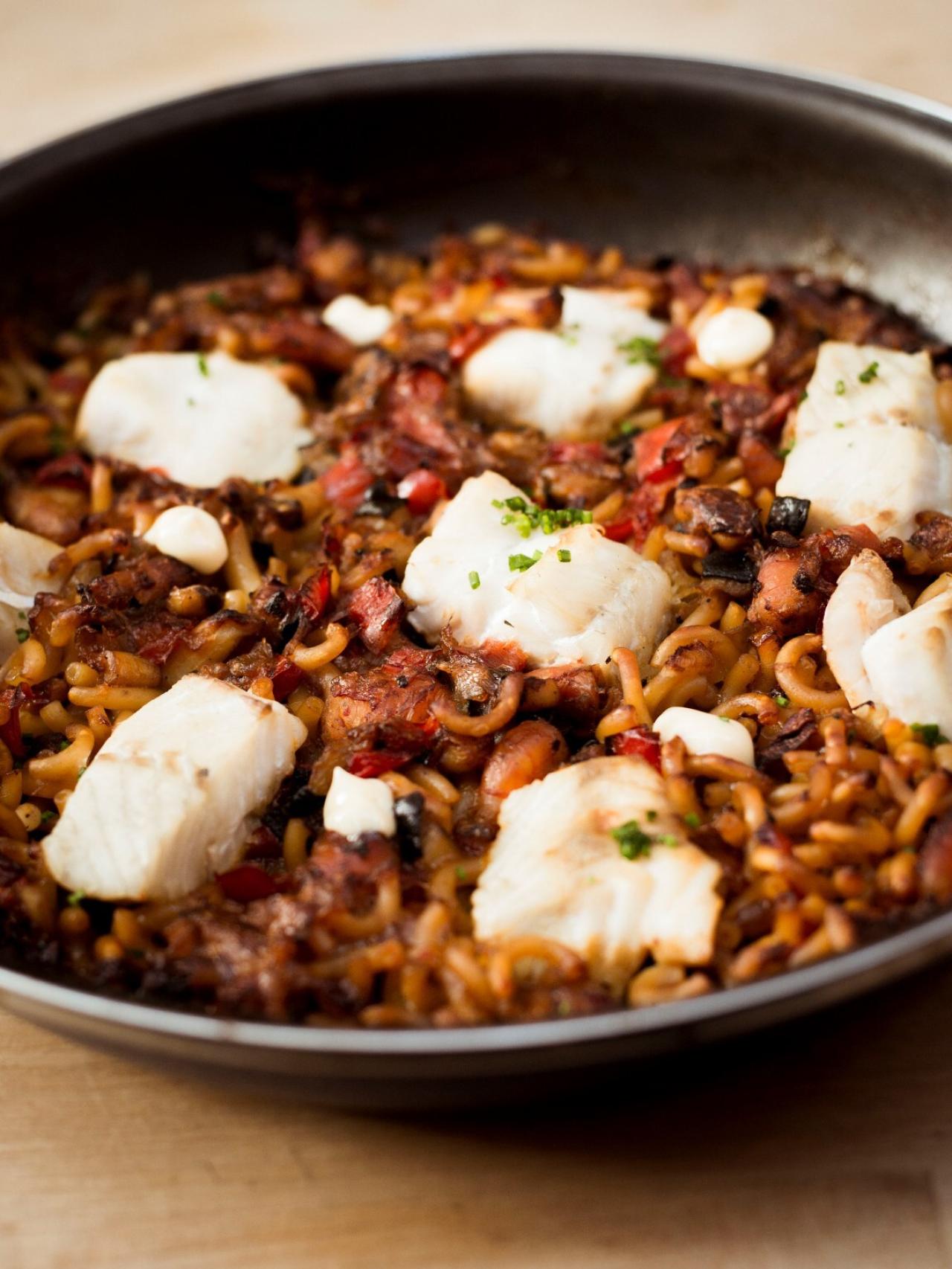 Fideos a la cazuela con pescado y marisco, receta fácil que sabe a mar