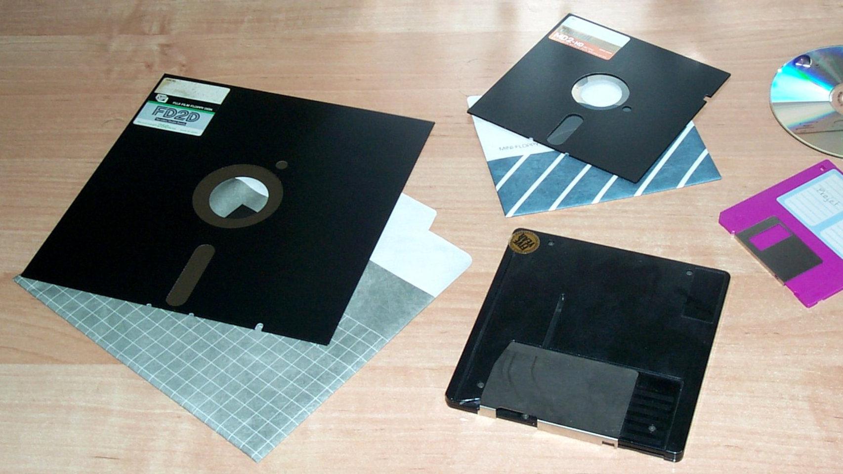 Adiós a los disquetes: Japón se despide del formato presente en sus ...