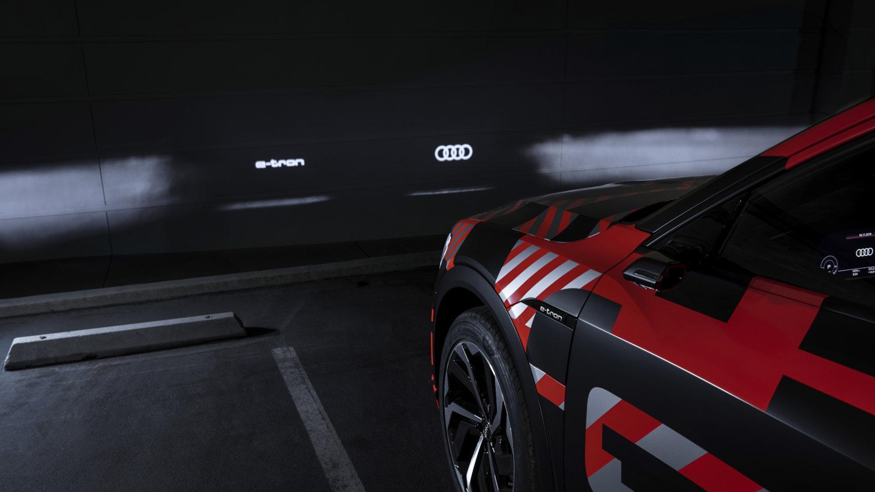 Los nuevos faros de Audi proyectan información en la carretera