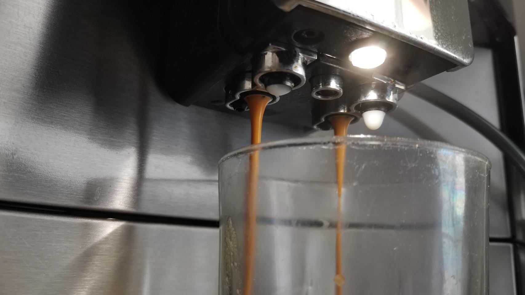 Así es desayunar en una cafetera conectada de 1.000 euros: olvídate del Starbucks