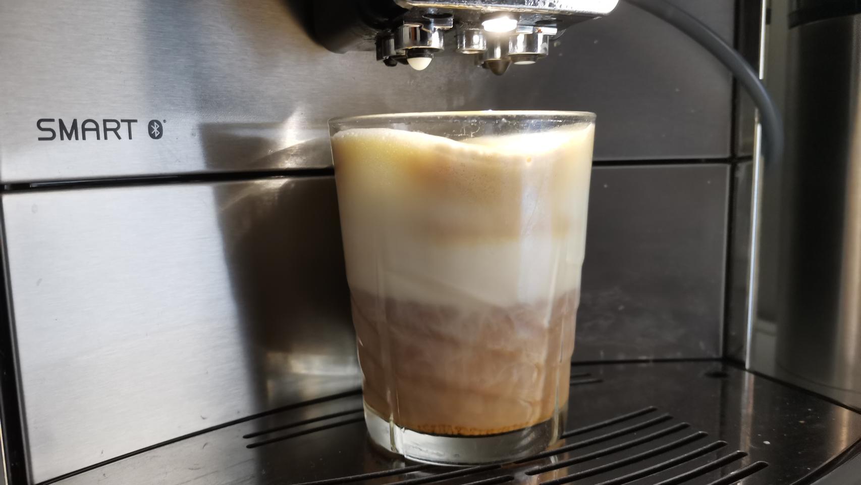 Así es desayunar en una cafetera conectada de 1.000 euros: olvídate del Starbucks