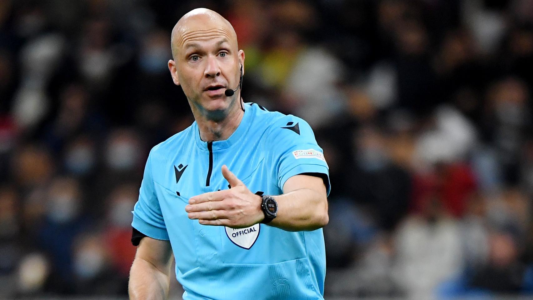 Anthony Taylor, el árbitro que fue descendido de la Premier League y ...