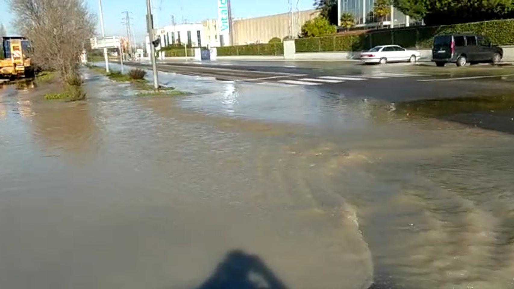 Espectacular inundación en el Polígono de San Cristóbal por la rotura ...