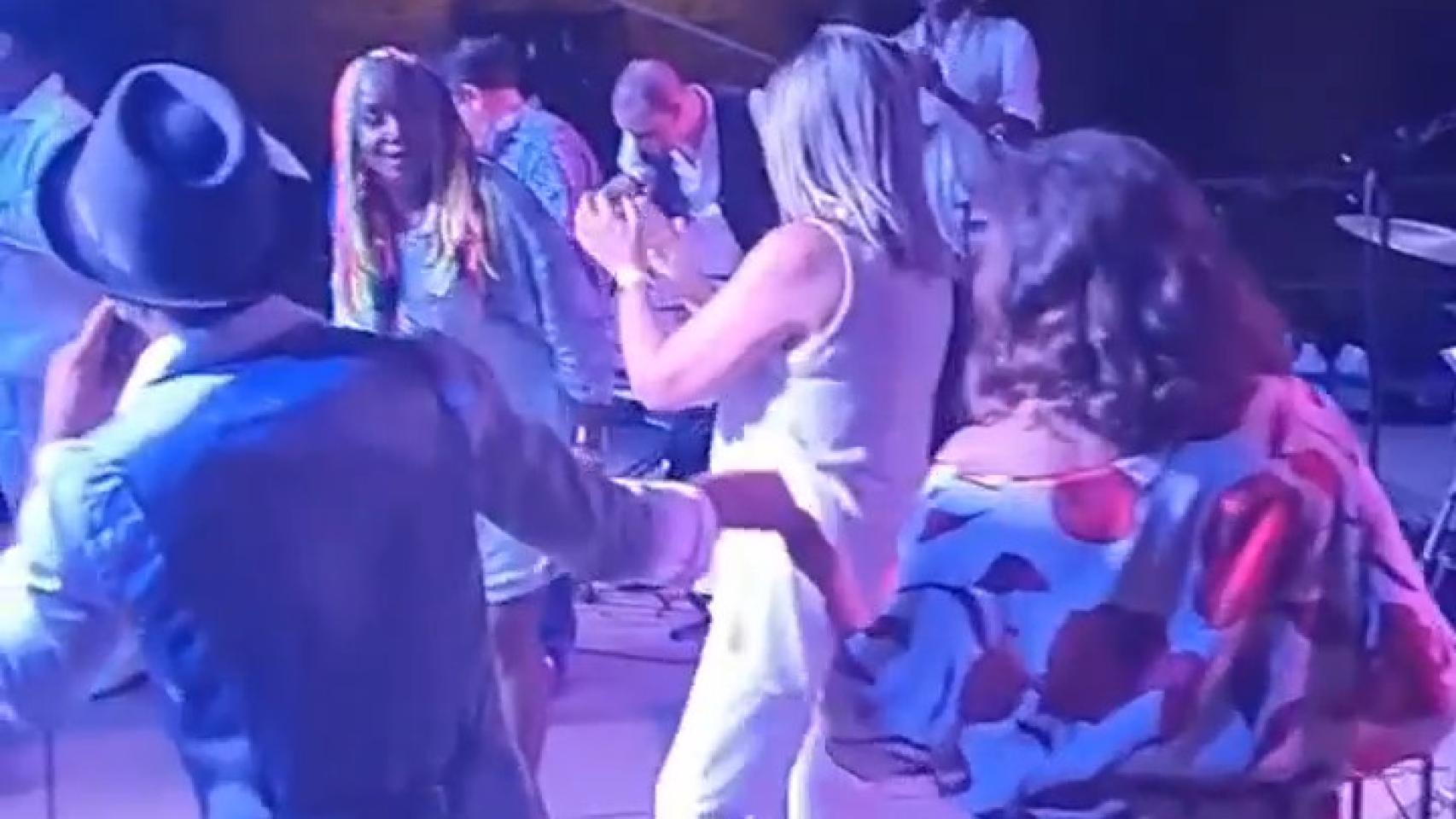 La cantante Lucrecia pone a bailar a la alcaldesa de Toledo sobre el ...