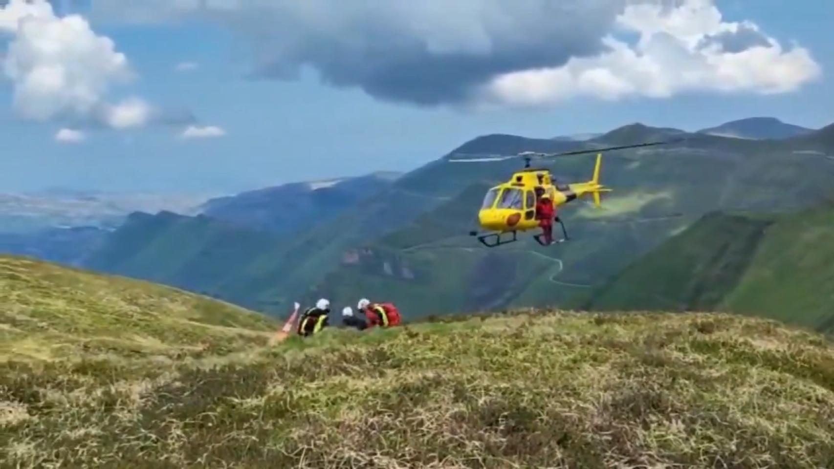 Rescatan a un montañero tras sufrir una fuerte caída en la senda hacia ...