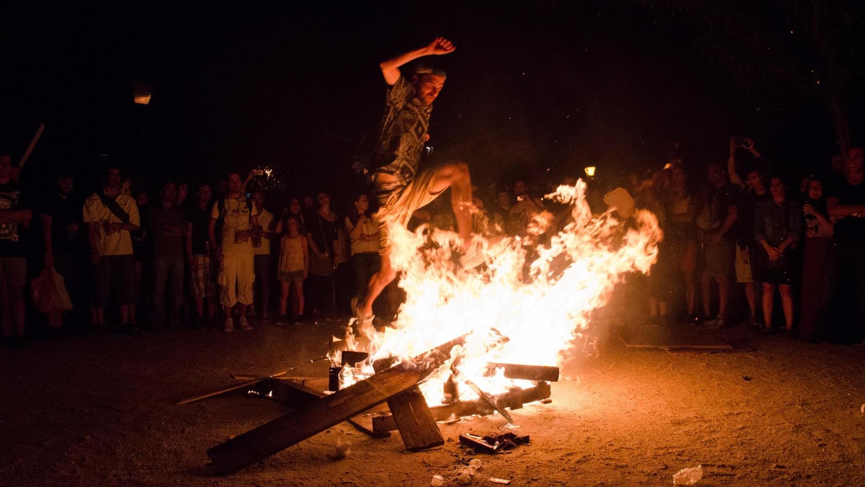 Los coruñeses lo tienen claro para vestir en San Juan: "Ropa vieja para disfrutar del olor a humo"