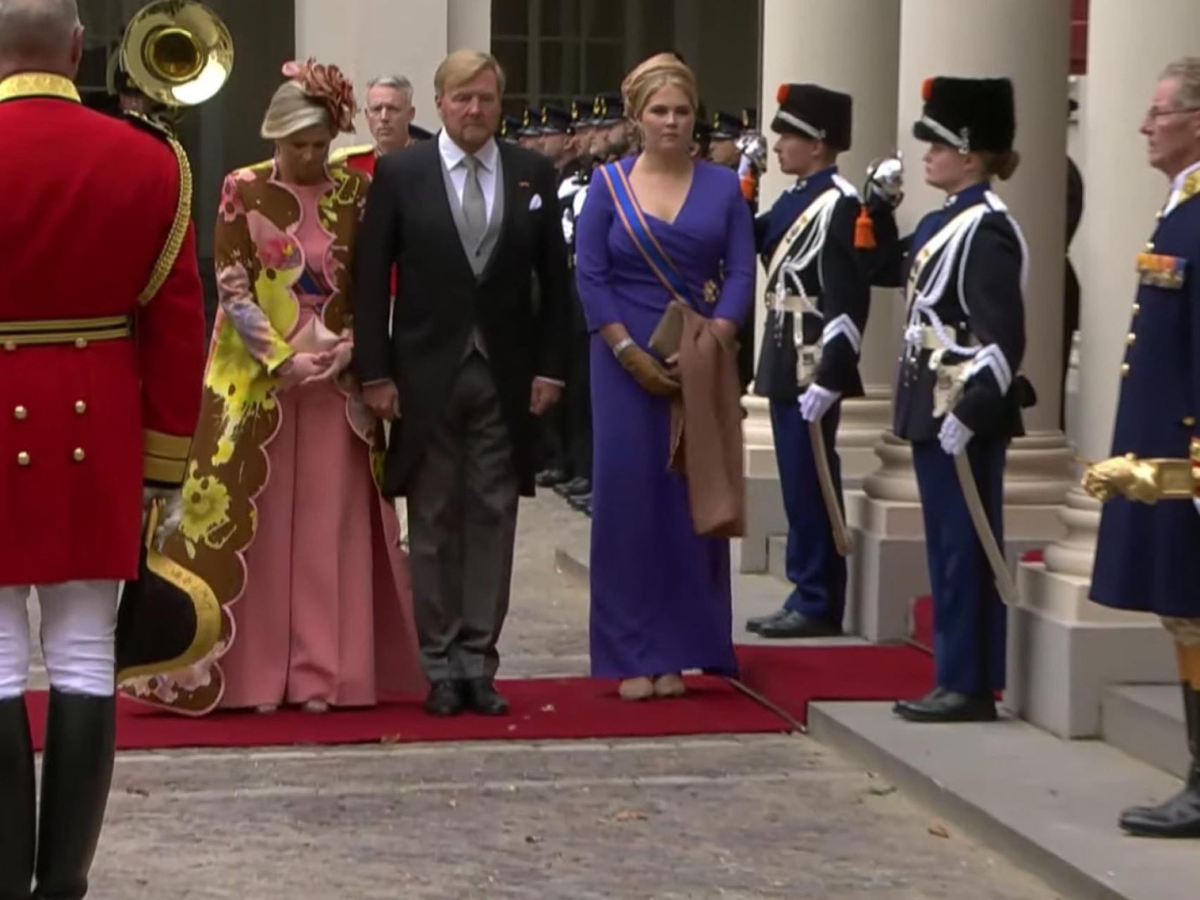 El llamativo abrigo de Máxima de Holanda con el que ha acaparado todas ...