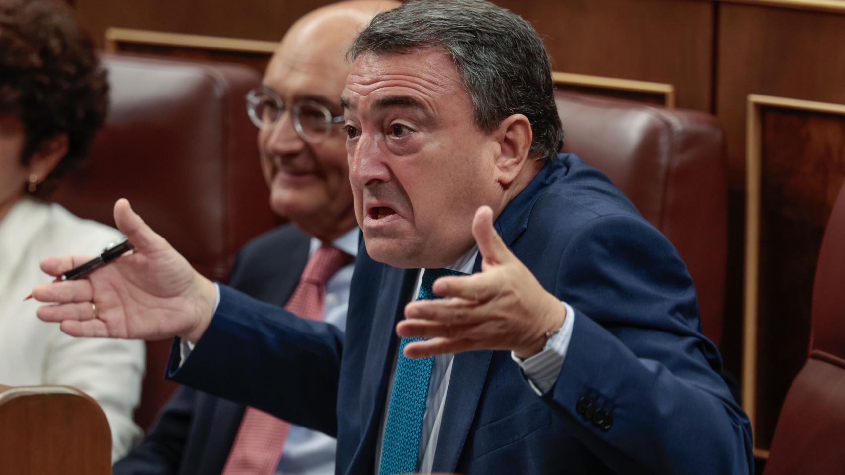 Por qué la burguesía pesetera catalana y vasca prefiere a Sumar