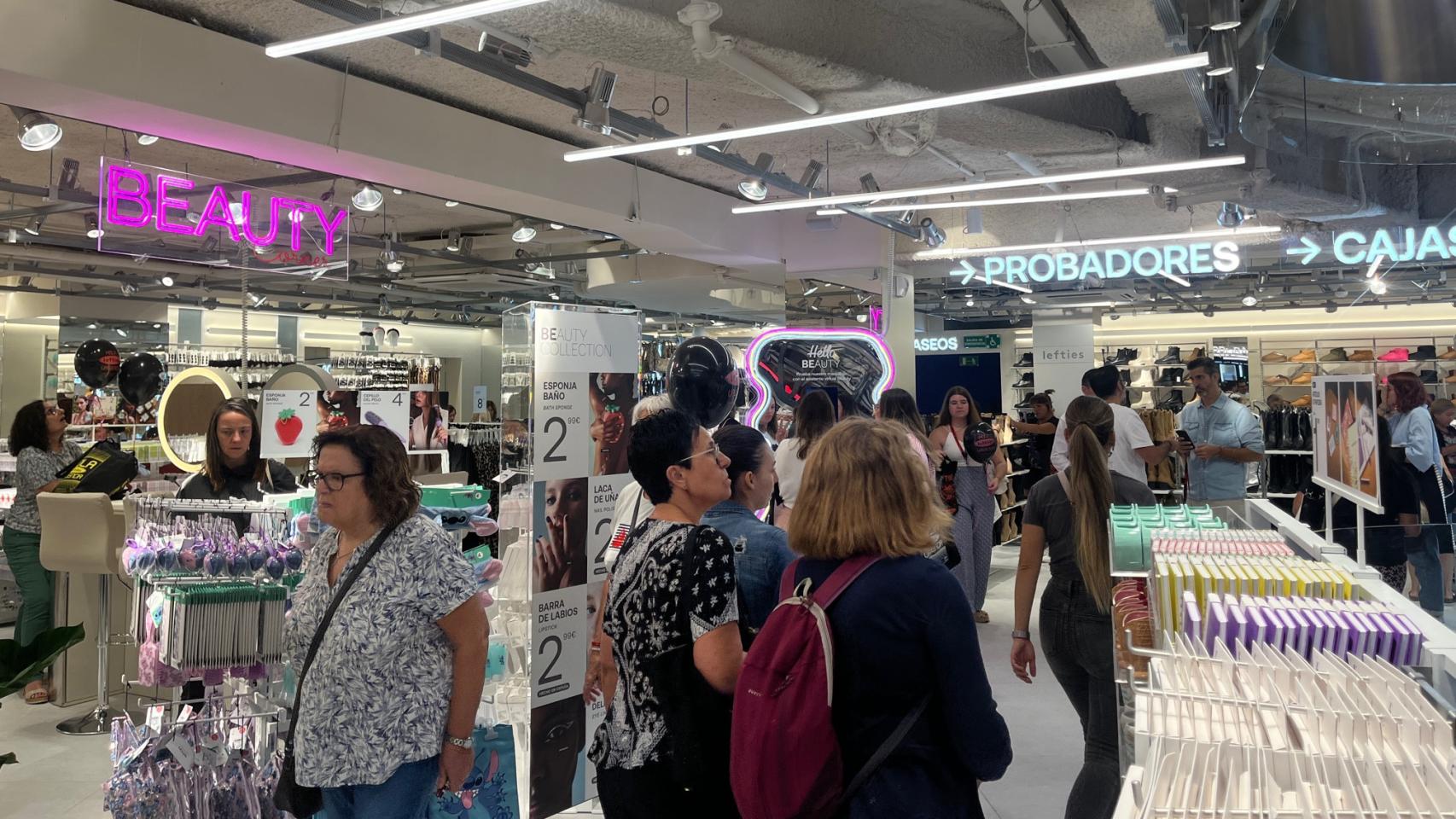 Furor por la inauguración de la tienda Lefties en el centro de Valencia ...