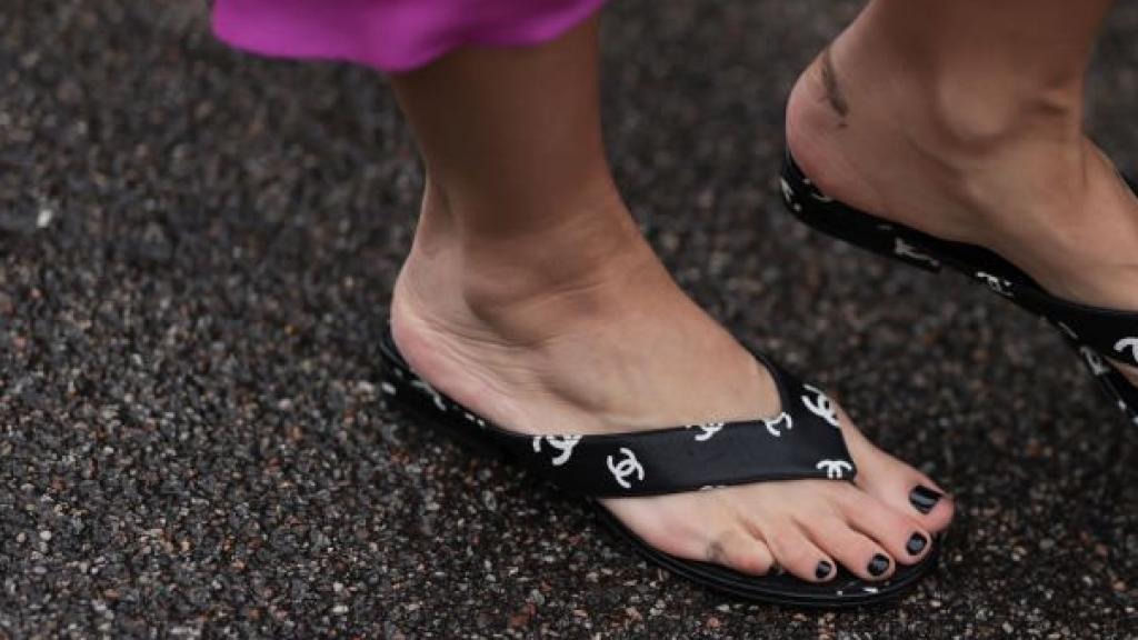 CHANEL vaticina el regreso de la chancla en 2024: cómo llevarla de ...