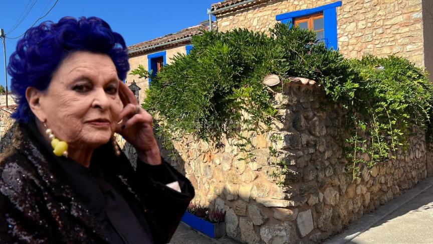 La 'casa azul' de Lucía Bosé vuelve a estar en alquiler: reformada y ...