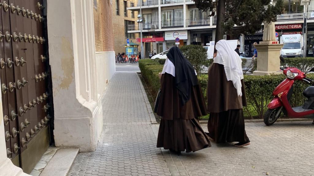 Las monjas sacan sus dulces del convento y se lanzan a por los 'guiris ...