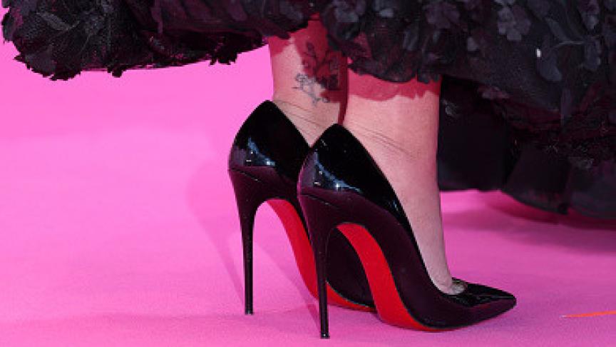 ¿Sabes cuál es el origen de la suela roja de los zapatos Louboutin? Te ...