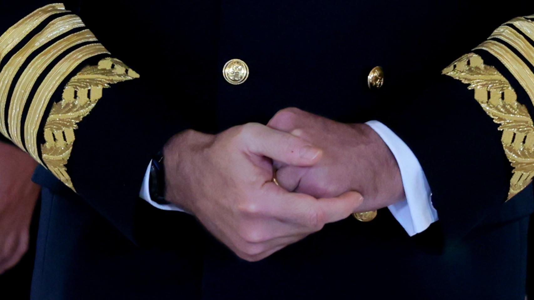 Felipe VI, de paseo por el exterior del Palacio Real ante la sorpresa ...