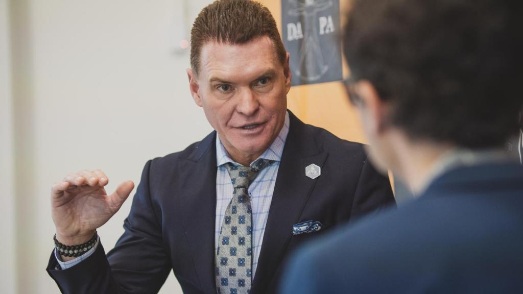 Tim Deer, sabio americano del dolor: "Para curar el dolor hay que ...