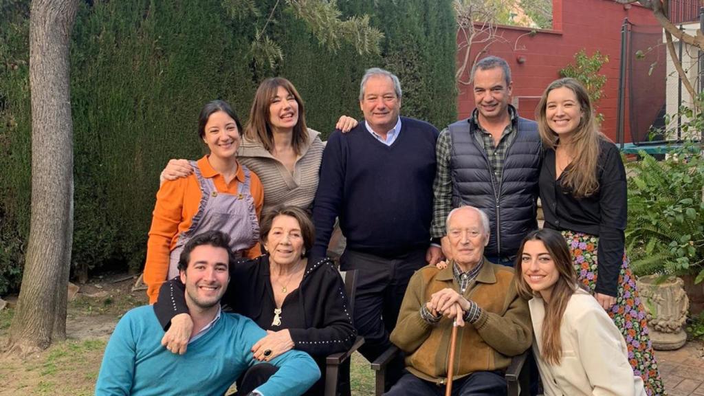 Muere a los 90 años el neurocirujano y padre de Raquel Revuelta, Manuel ...