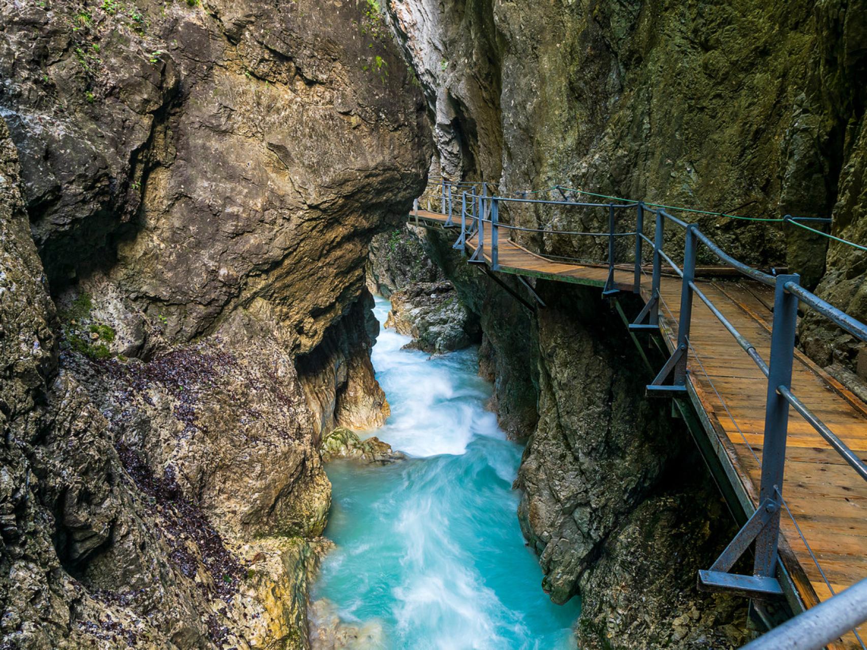 Caminos Y Pasarelas De Piedra