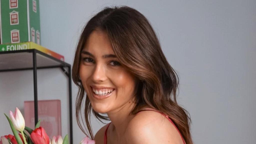 Anna Padilla se hace con la chaqueta de rayas 'cropped' más versátil y ...