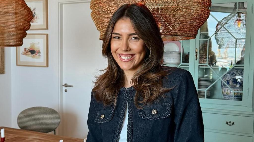 Anna Padilla conquista con el vestido tipo cárdigan que mejor se ajusta ...