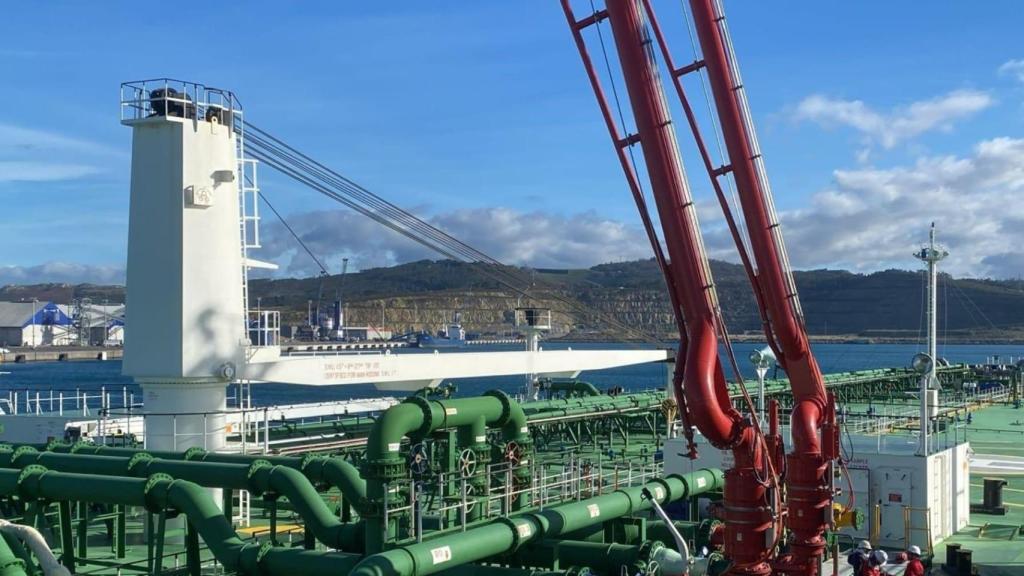 El terminal marítimo de Repsol en el Puerto Exterior de A Coruña cumple ...