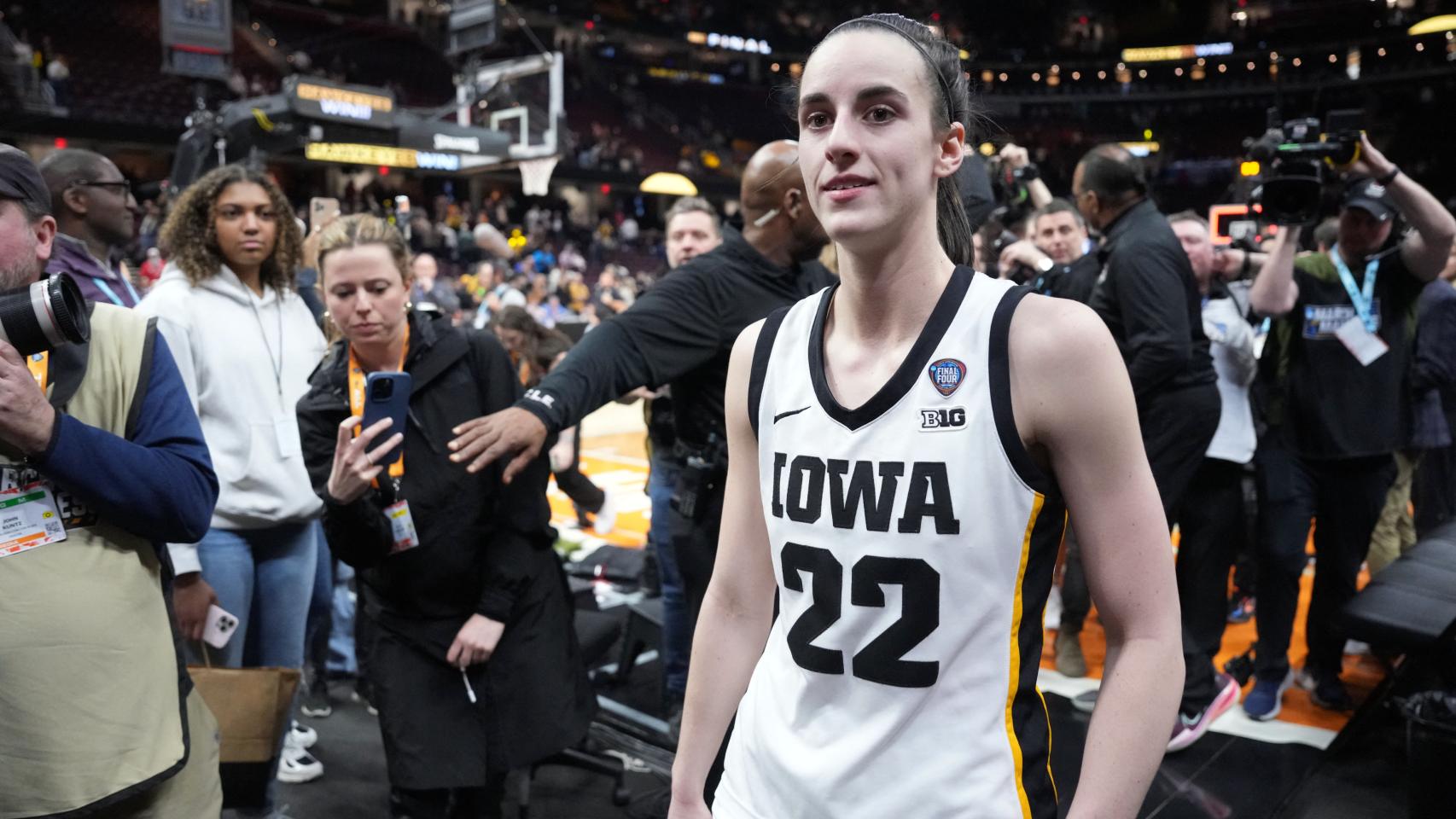 Clark ya mira a la historia del baloncesto de EEUU: 30 puntos en su ...