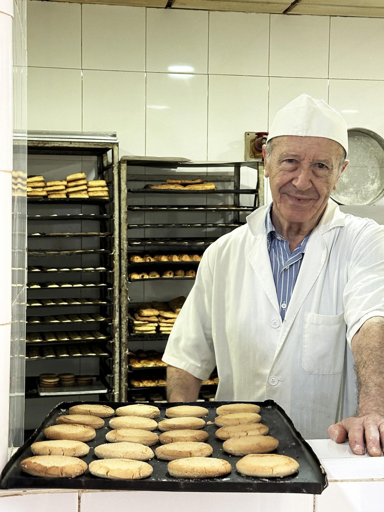 Pepe, el pastelero de 71 años que triunfa con sus tortas vejeriegas