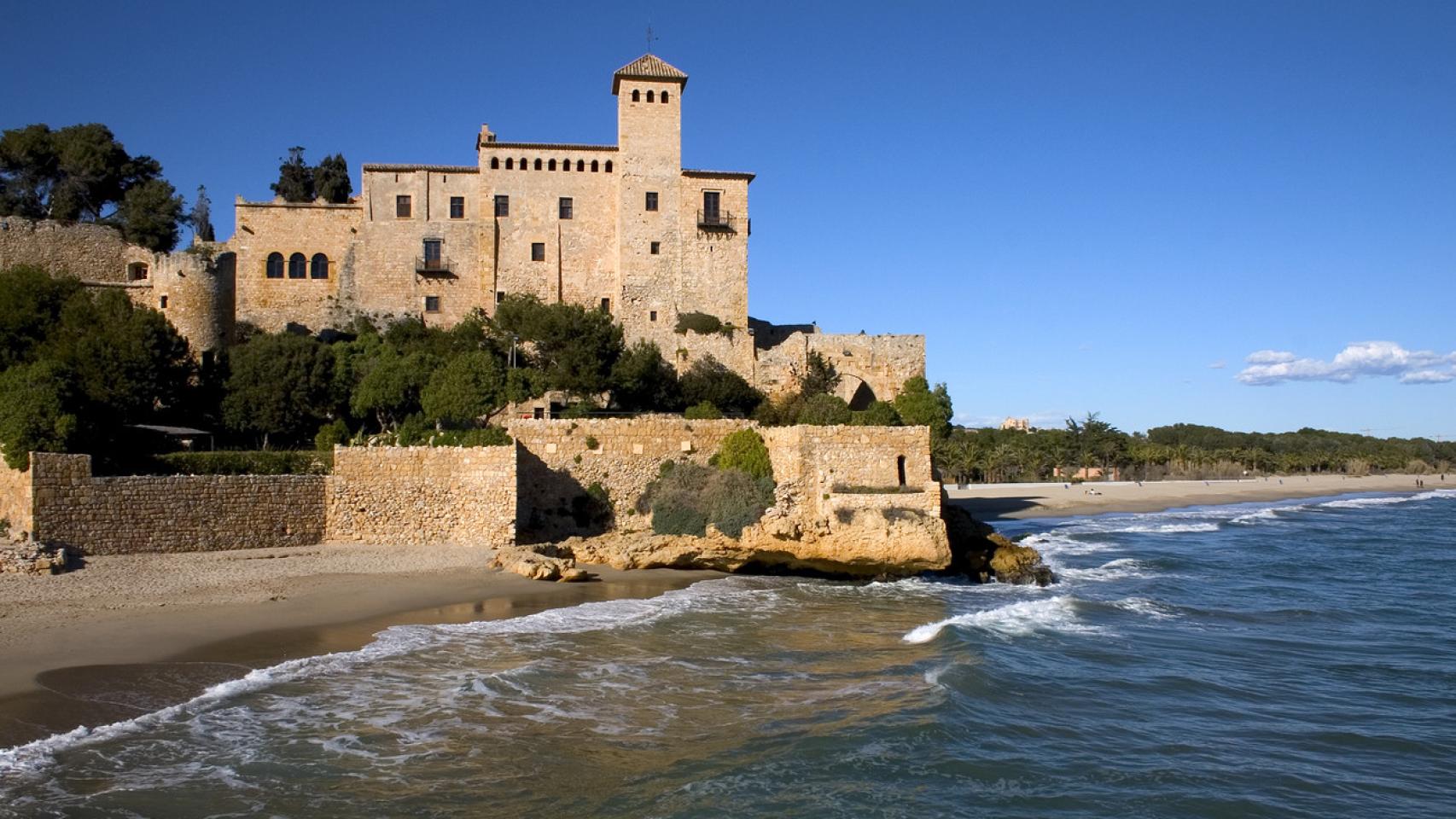El pueblo costero con un impresionante castillo medieval frente al mar ...