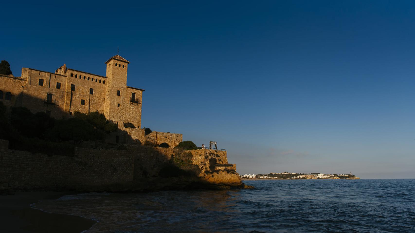 El pueblo costero con un impresionante castillo medieval frente al mar ...
