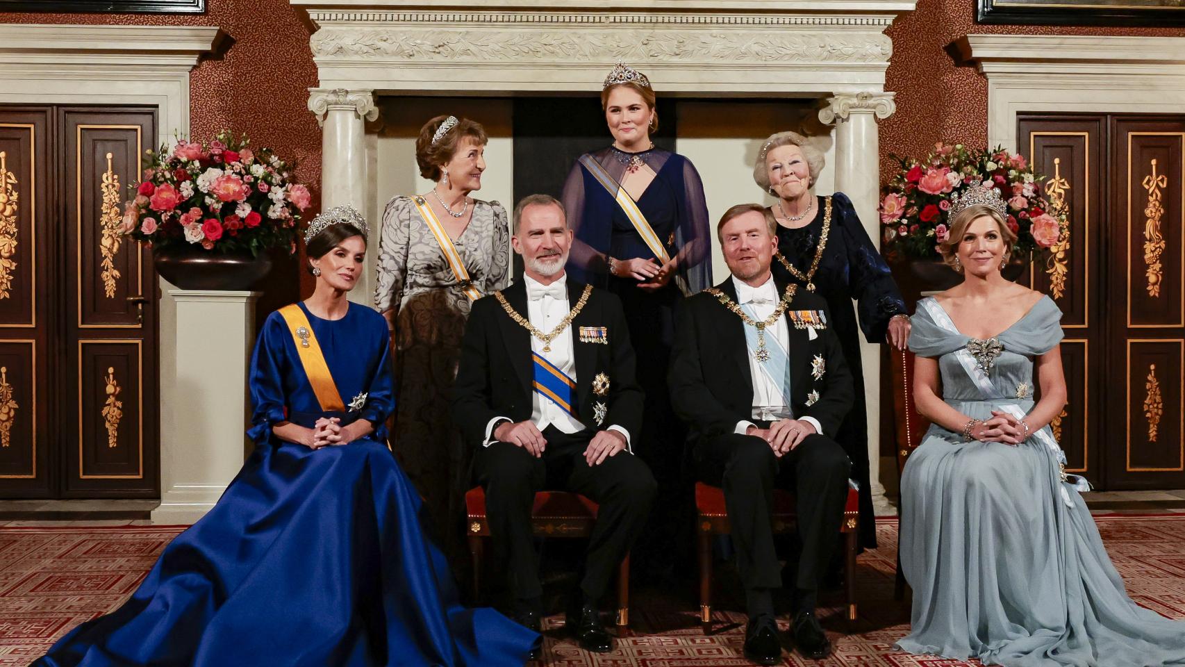La reina Letizia, sentada en un taburete durante el besamanos de la cena de gala en Países Bajos ...