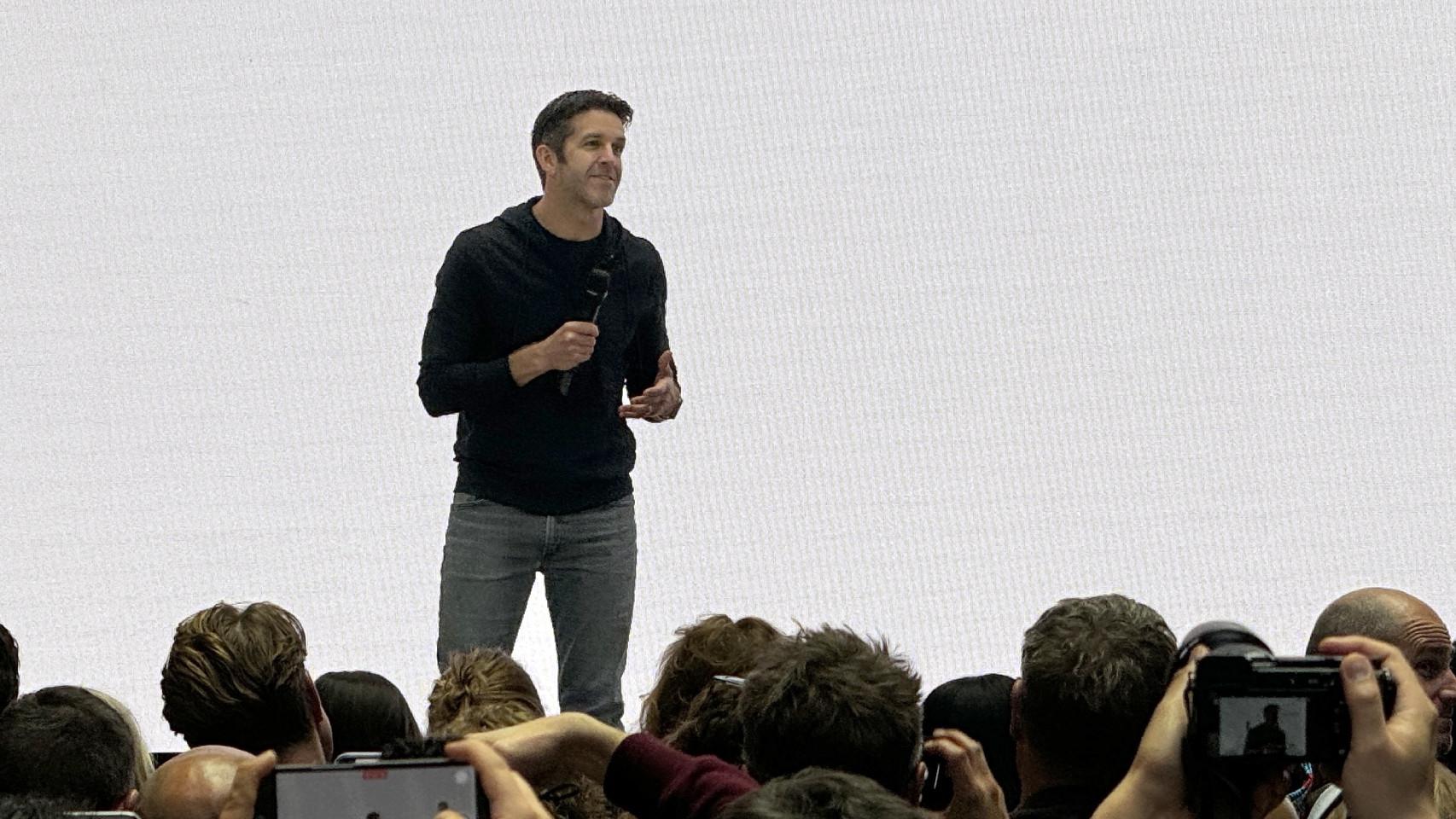 John Ternus, el "apacible" ejecutivo que gana fuerza para suceder a Tim ...