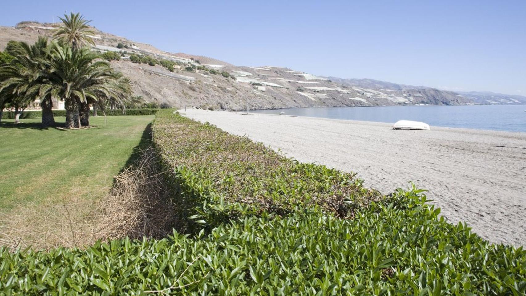 La magnífica playa de Granada con aguas cristalinas y una bandera azul ...