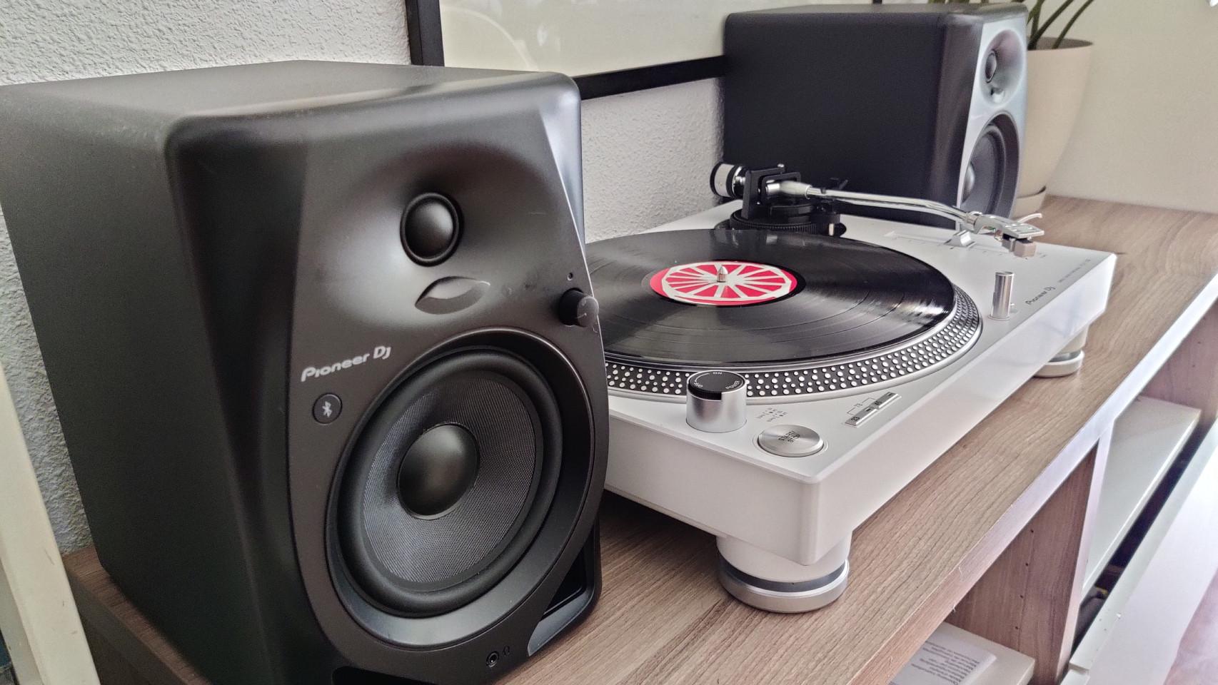 He probado el equipo ideal para DJs y amantes del vinilo: tocadiscos y ...