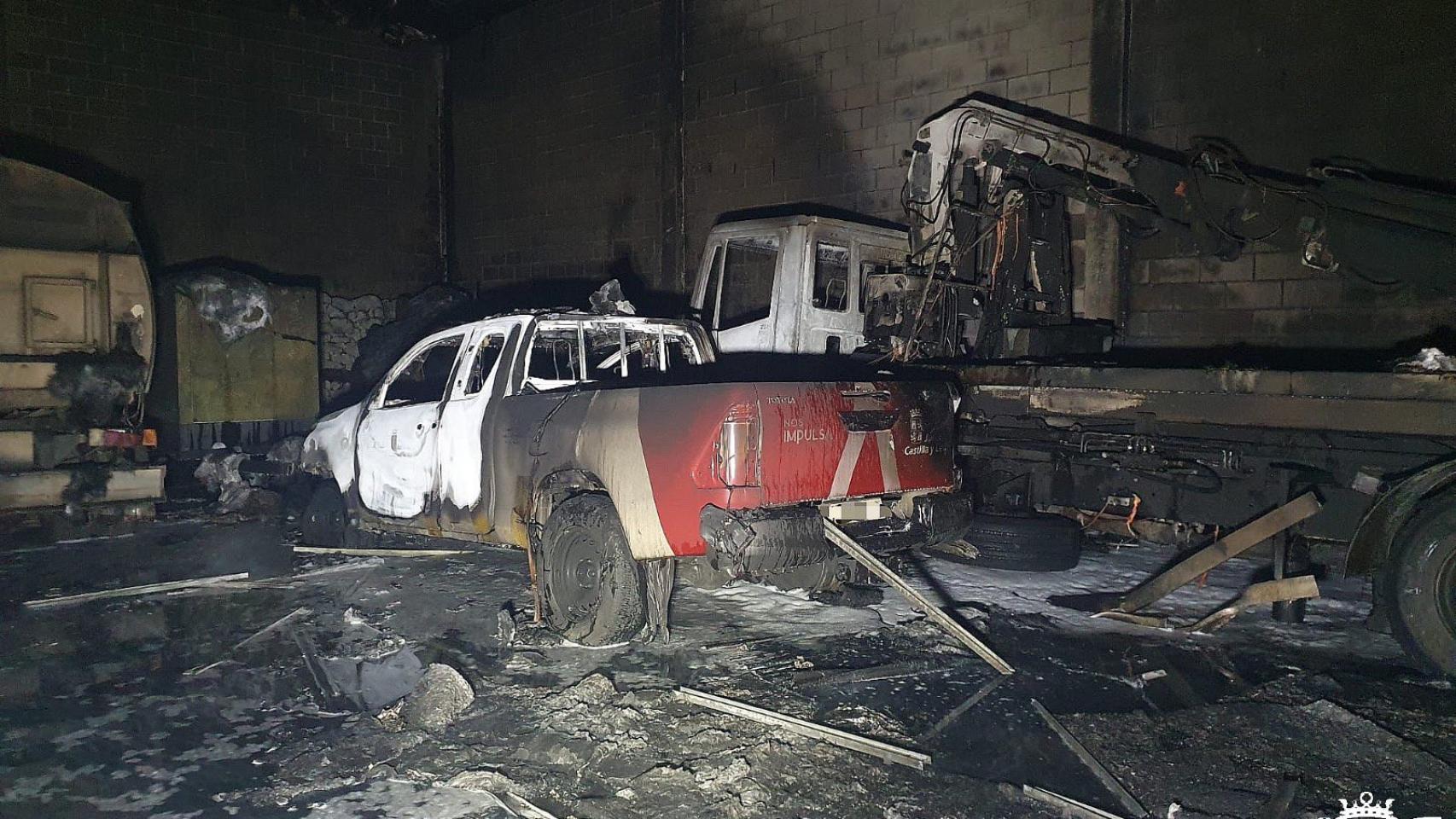 Un violento incendio en una nave industrial de Burgos calcina varios vehículos y amenaza a ...