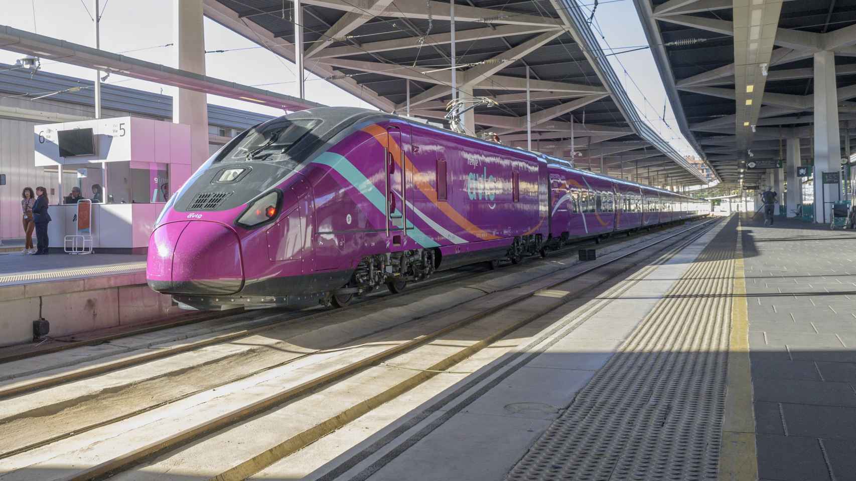 Renfe estrena trenes entre Alicante y Madrid: los S-106 que cuentan con 12 coches y una ...