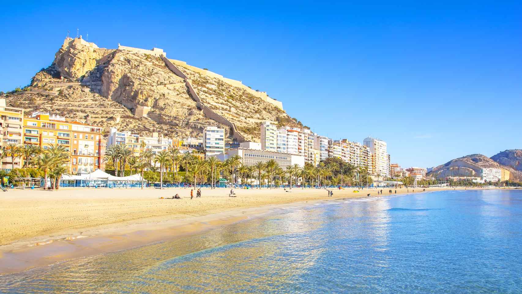 La playa más espectacular de Alicante a los pies de un castillo medieval del siglo IX: una de ...