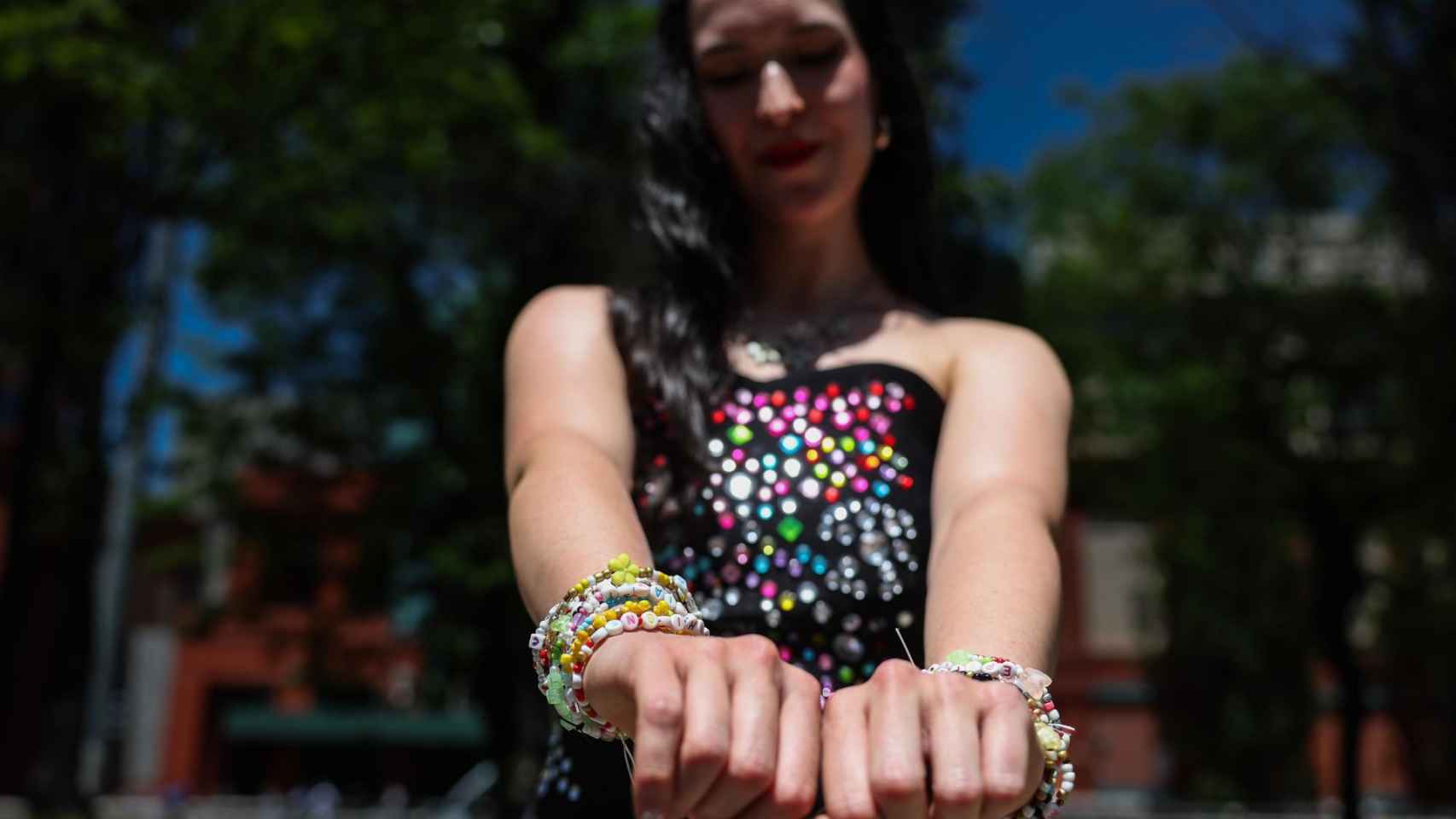 Qué significan las pulseras que llevan los fans de Taylor Swift: el origen del ritual de los ...