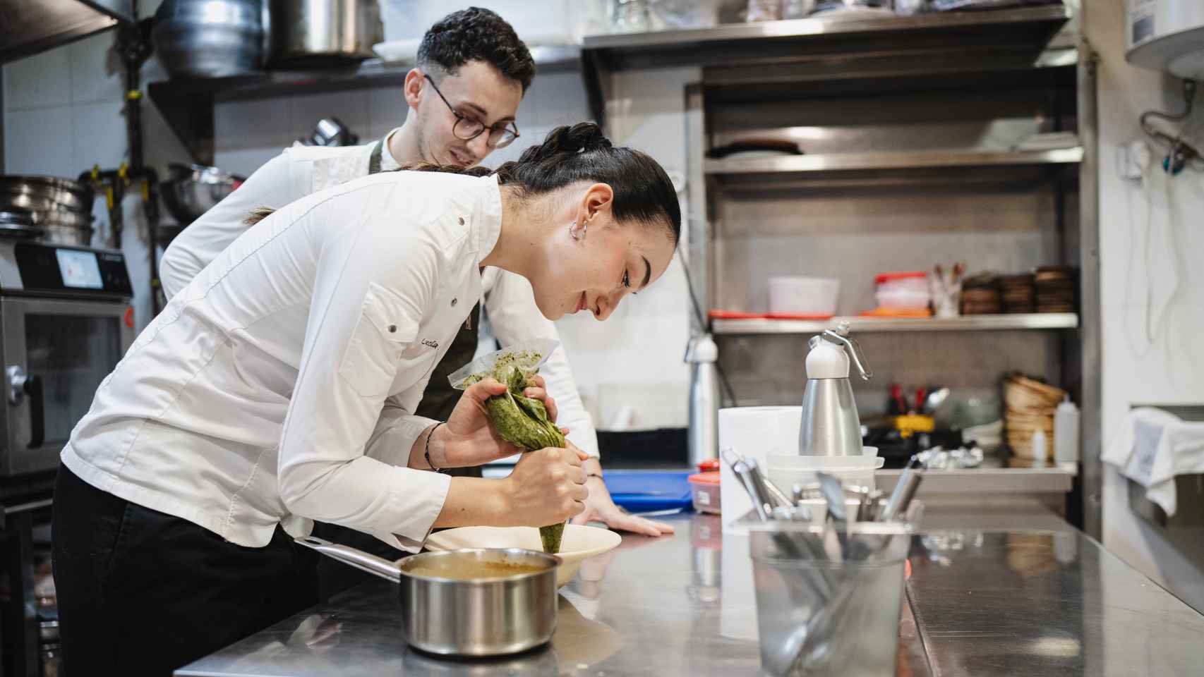 Sergio y Lucía, la mejor chef más joven de España, arrasan en Legazpi ...