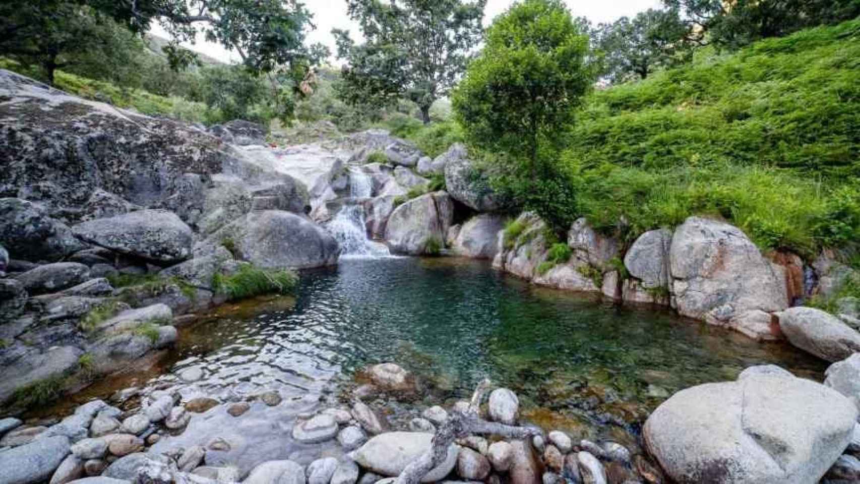 El impresionante pueblo de España que es atravesado por un río con unas piscinas naturales