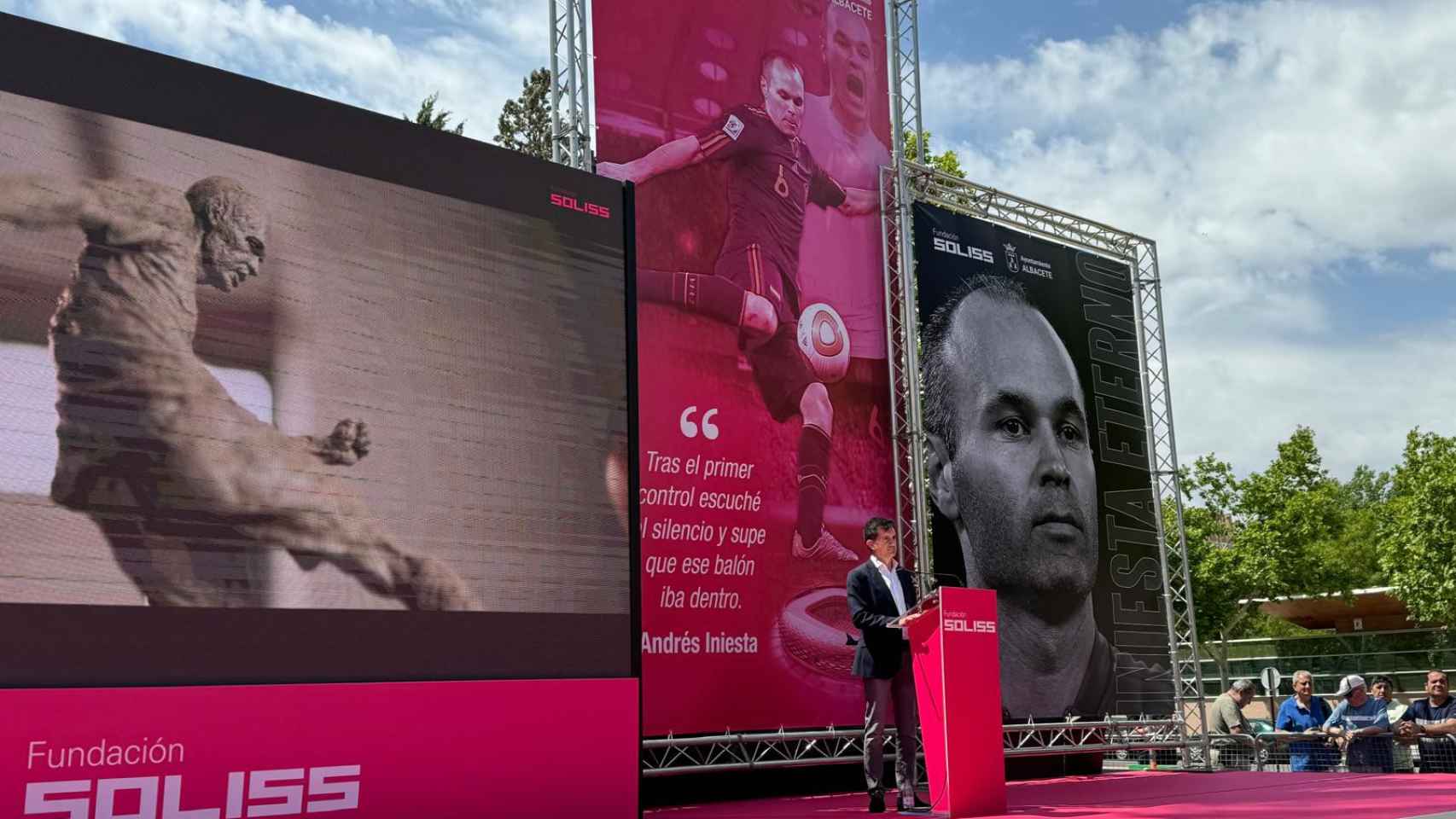 Andrés Iniesta ya tiene su estatua a tamaño real en Albacete: "Estoy ...