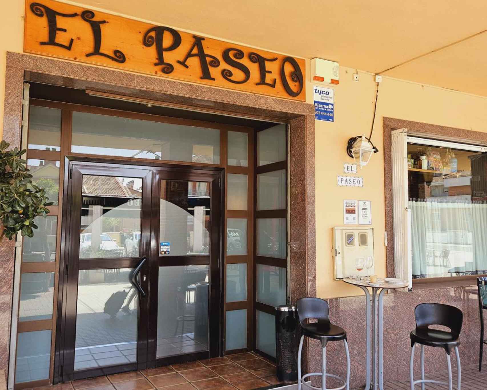 Dos hermanos al frente de un bar histórico en un famoso pueblo de ...