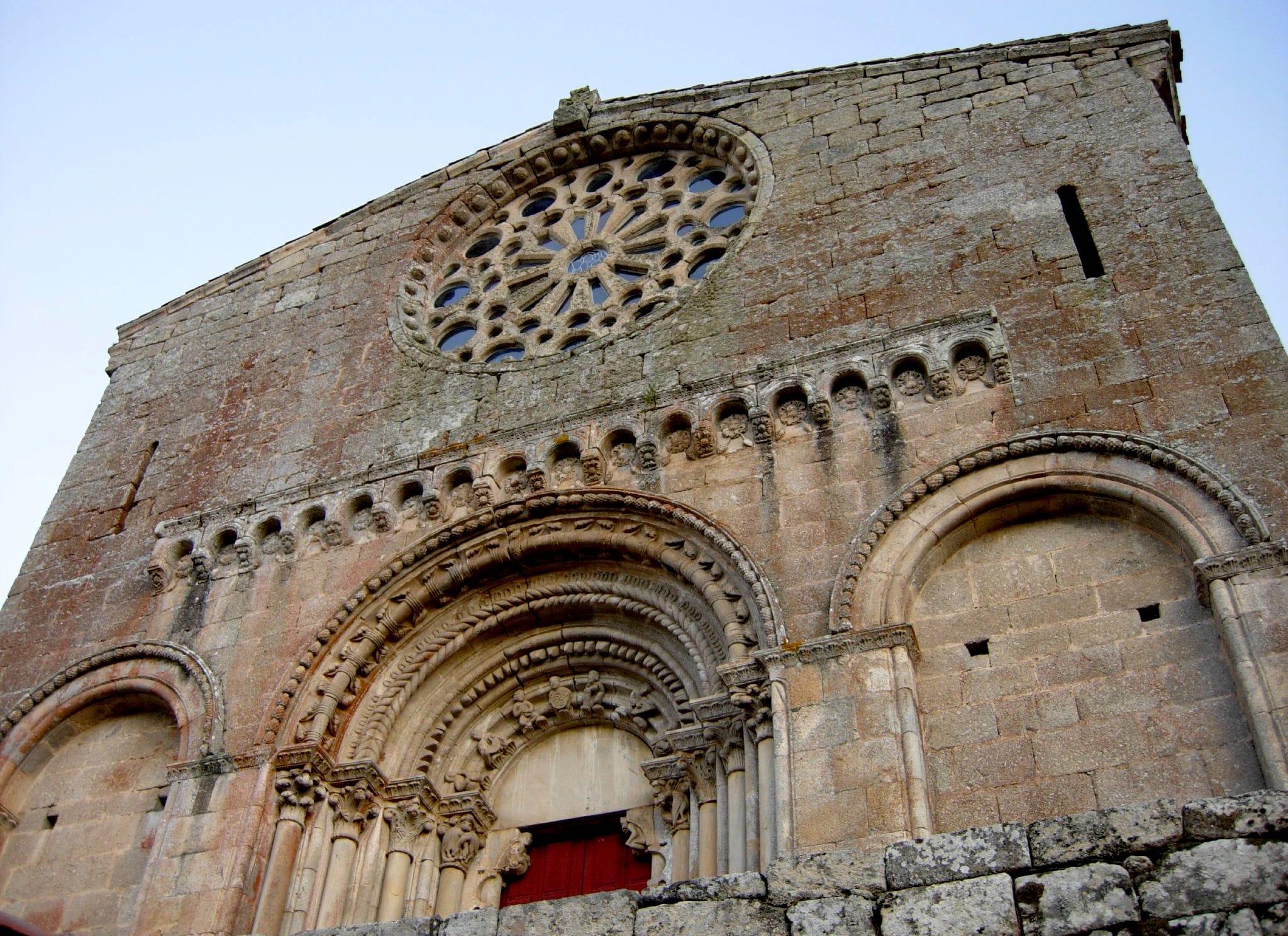 El imponente monasterio gallego protegido por bosques centenarios en ...